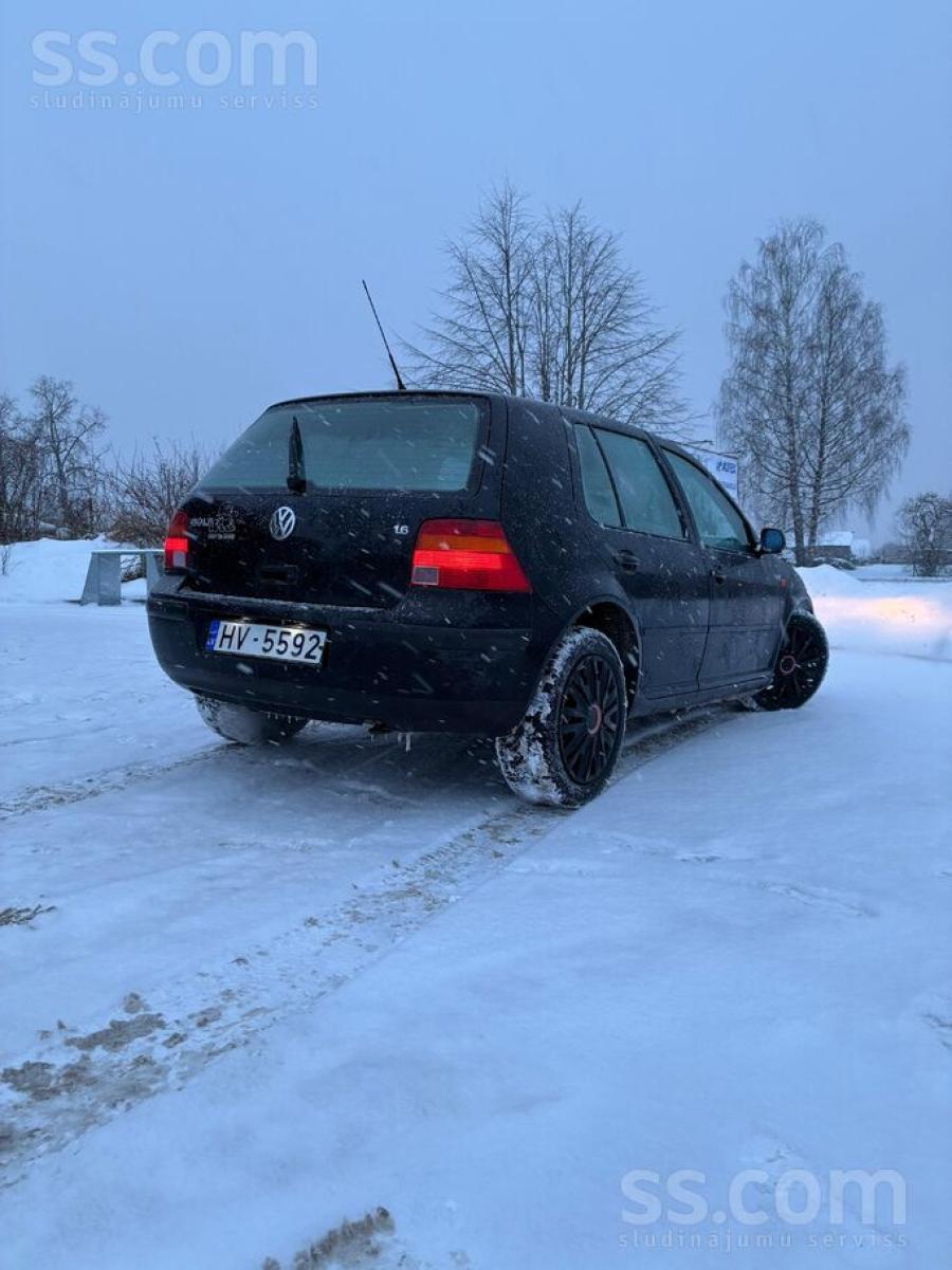 Melns Volkswagen Golf 1998 Rīga, ar dzinēja tilpumu 1.60 L un nobraukumu 333 tūkst. km par 990 €, foto 4 vietnē AUTOMOTO.COM.LV