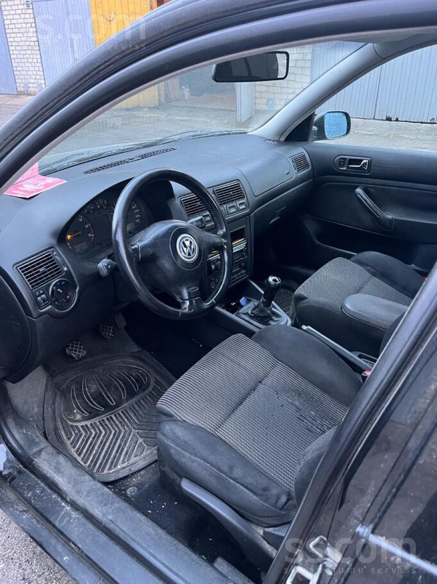 Black Volkswagen Golf 1998 in Valmiera, with an engine capacity of 1.40 L and mileage of 290 thousand km for 500 €, photo 4 on AUTOMOTO.COM.LV