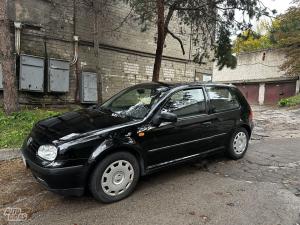 Melns Volkswagen Golf 1998 Viļņa, ar dzinēja tilpumu 1.60 L un nobraukumu 259 tūkst. km par 400 €, foto  vietnē AUTOMOTO.COM.LV