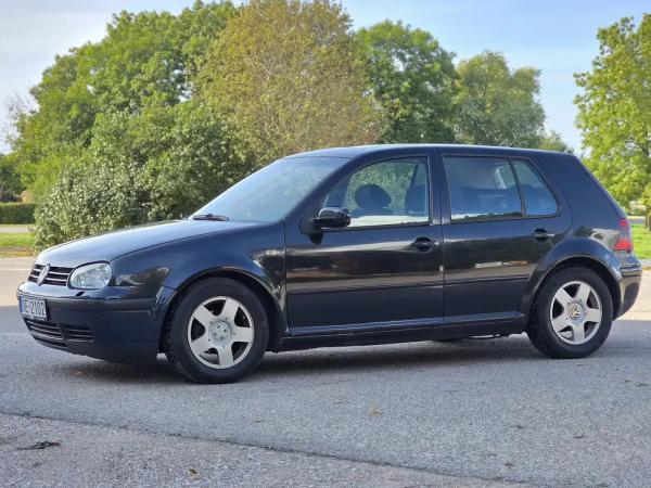 Melns Volkswagen Golf 1999 Grobiņa, ar dzinēja tilpumu 1.60 L un nobraukumu 307 tūkst. km par 1500 €, foto 3 vietnē AUTOMOTO.COM.LV