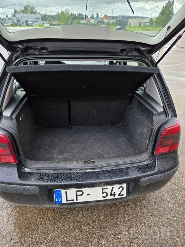 Black Volkswagen Golf 1999 in Riga, with an engine capacity of 1.60 L and mileage of 252 thousand km for 1400 €, photo 4 on AUTOMOTO.COM.LV