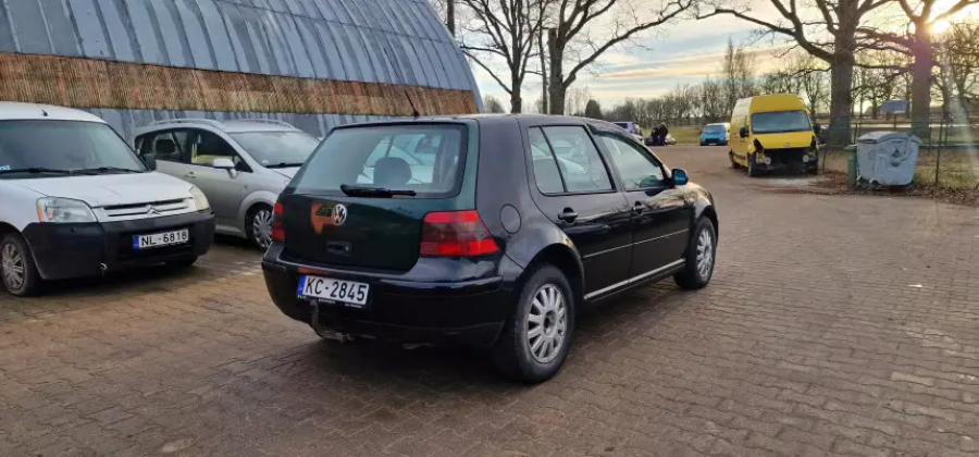 Black Volkswagen Golf 2000 in Valmiera, with an engine capacity of 1.60 L and mileage of 271 thousand km for 1100 €, photo 4 on AUTOMOTO.COM.LV