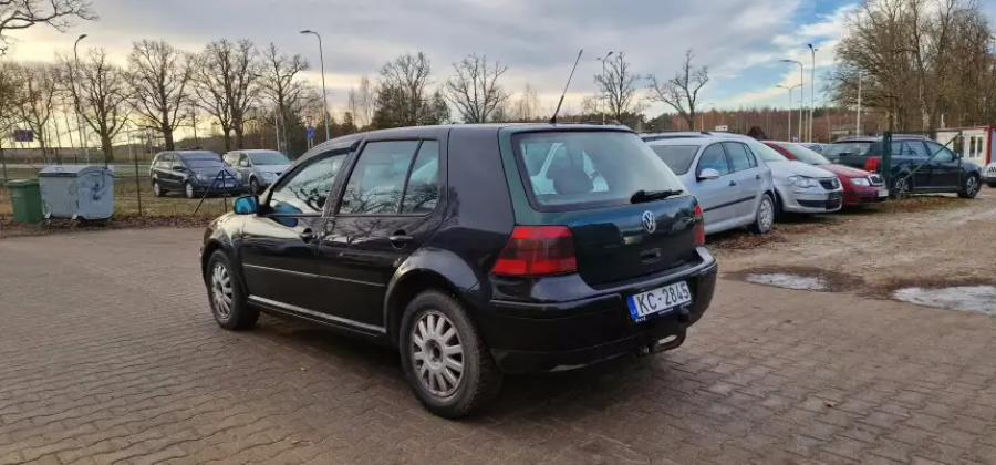Black Volkswagen Golf 2000 in Valmiera, with an engine capacity of 1.60 L and mileage of 271 thousand km for 1100 €, photo 5 on AUTOMOTO.COM.LV