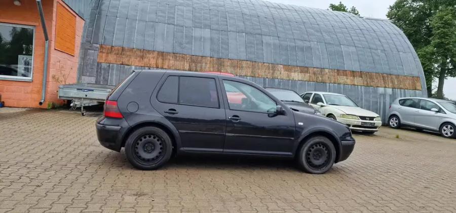 Black Volkswagen Golf 2000 in Valmiera, with an engine capacity of 2.00 L and mileage of 388 thousand km for 1100 €, photo 3 on AUTOMOTO.COM.LV