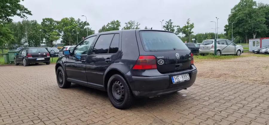 Black Volkswagen Golf 2000 in Valmiera, with an engine capacity of 2.00 L and mileage of 388 thousand km for 1100 €, photo 5 on AUTOMOTO.COM.LV