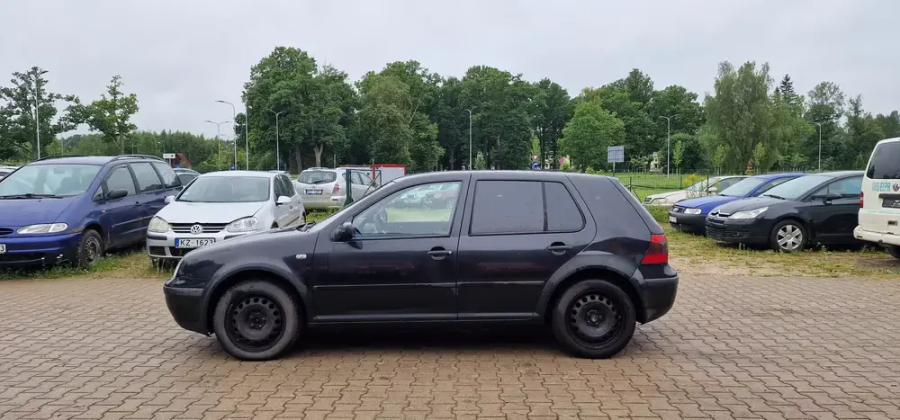 Black Volkswagen Golf 2000 in Valmiera, with an engine capacity of 2.00 L and mileage of 388 thousand km for 1100 €, photo 6 on AUTOMOTO.COM.LV