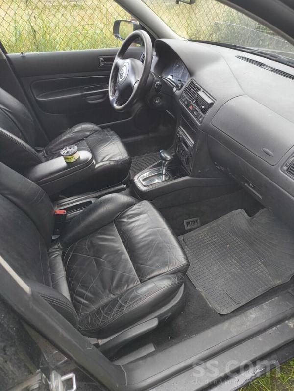 Black Volkswagen Golf 2000 in Riga, with an engine capacity of 1.60 L and mileage of 268 thousand km for 1500 €, photo 4 on AUTOMOTO.COM.LV