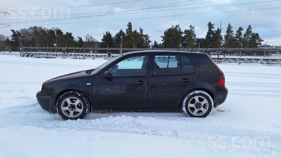 Black Volkswagen Golf 2001 in Tukums, with an engine capacity of 1.90 L and mileage of 462 thousand km for 1099 €, photo 6 on AUTOMOTO.COM.LV