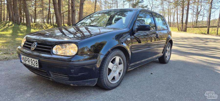 Black Volkswagen Golf 2001 in Ignalina, with an engine capacity of 1.40 L and mileage of 260 thousand km for 950 €, photo 4 on AUTOMOTO.COM.LV