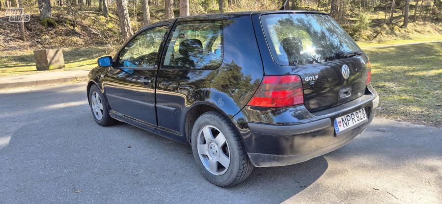 Black Volkswagen Golf 2001 in Ignalina, with an engine capacity of 1.40 L and mileage of 260 thousand km for 950 €, photo 5 on AUTOMOTO.COM.LV