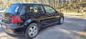 Black Volkswagen Golf 2001 in Ignalina, with an engine capacity of 1.40 L and mileage of 260 thousand km for 950 €, photo 8 on AUTOMOTO.COM.LV
