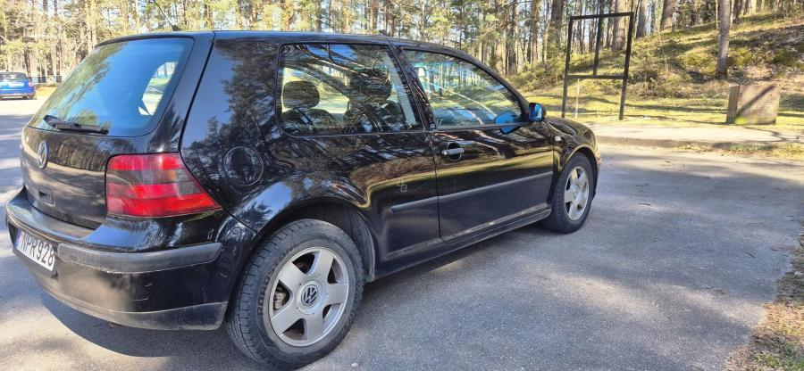 Black Volkswagen Golf 2001 in Ignalina, with an engine capacity of 1.40 L and mileage of 260 thousand km for 950 €, photo 8 on AUTOMOTO.COM.LV