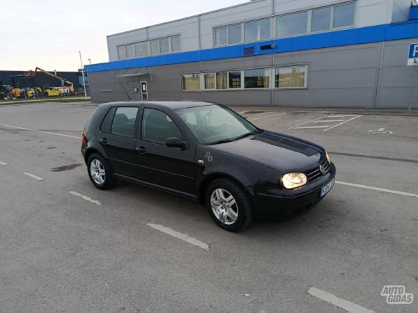 Melns Volkswagen Golf 2001 Mažeikiai, ar dzinēja tilpumu 1.60 L un nobraukumu 304 tūkst. km par 1550 €, foto 2 vietnē AUTOMOTO.COM.LV