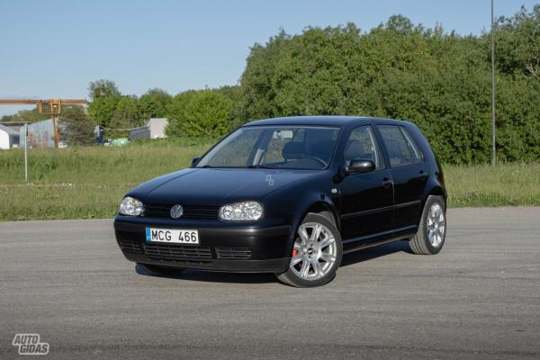 Melns Volkswagen Golf 2001 Kauņa, ar dzinēja tilpumu 1.60 L un nobraukumu 225 tūkst. km par 1400 €, foto 1 vietnē AUTOMOTO.COM.LV
