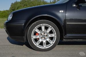 Melns Volkswagen Golf 2001 Kauņa, ar dzinēja tilpumu 1.60 L un nobraukumu 225 tūkst. km par 1400 €, foto 24 vietnē AUTOMOTO.COM.LV