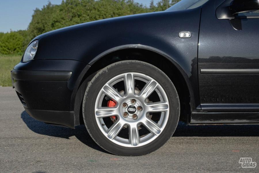 Melns Volkswagen Golf 2001 Kauņa, ar dzinēja tilpumu 1.60 L un nobraukumu 225 tūkst. km par 1400 €, foto 24 vietnē AUTOMOTO.COM.LV