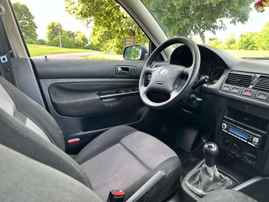 Melns Volkswagen Golf 2001 Viļņa, ar dzinēja tilpumu 1.39 L un nobraukumu 270 tūkst. km par 700 €, foto 16 vietnē AUTOMOTO.COM.LV