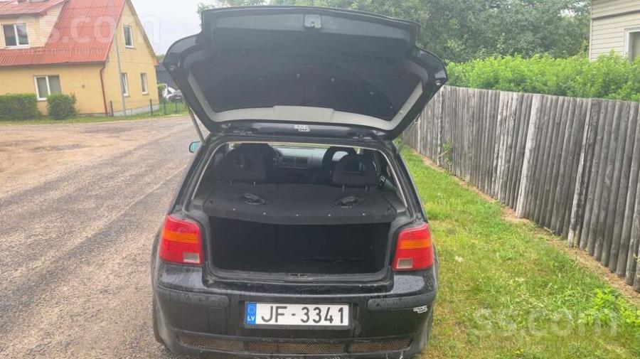 Melns Volkswagen Golf 2001 Kuldīga, ar dzinēja tilpumu 1.40 L un nobraukumu 217 tūkst. km par 1500 €, foto 5 vietnē AUTOMOTO.COM.LV