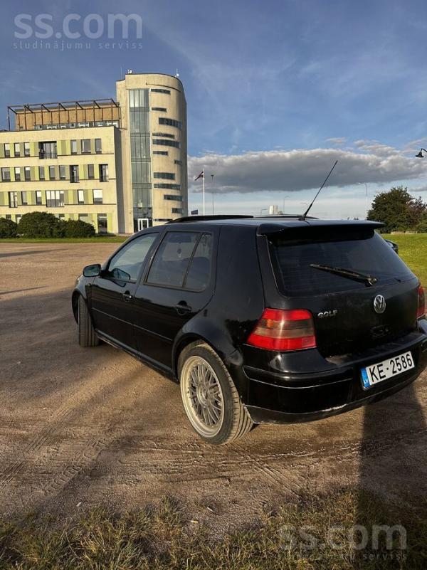 Фольксваген Гольф 2001 в Елгава на AUTOMOTO.COM.LV Черный Фольксваген Гольф 2001 в Елгава, объемом двигателя 2.30 л и пробегом 250 тыс. км за 1800 €, фото 3 на AUTOMOTO.COM.LV