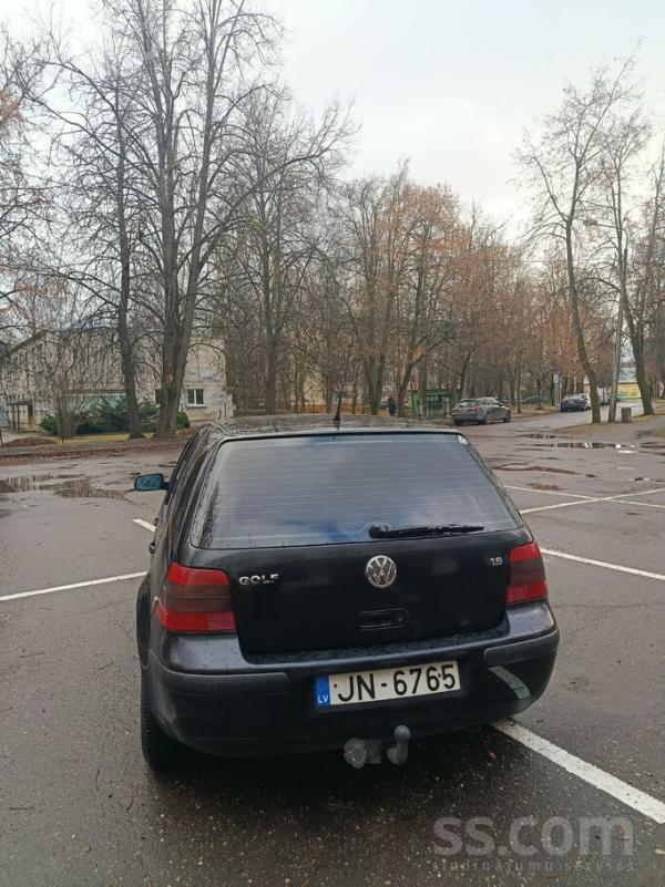 Black Volkswagen Golf 2002 in Riga, with an engine capacity of 1.60 L and mileage of 330 thousand km for 1350 €, photo 3 on AUTOMOTO.COM.LV