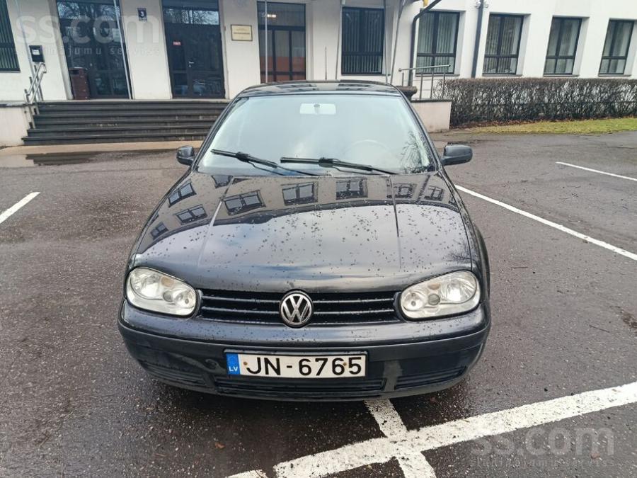 Black Volkswagen Golf 2002 in Riga, with an engine capacity of 1.60 L and mileage of 330 thousand km for 1100 €, photo 1 on AUTOMOTO.COM.LV