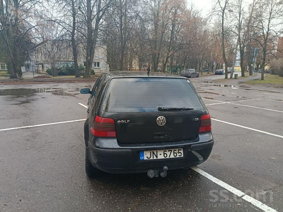 Black Volkswagen Golf 2002 in Riga, with an engine capacity of 1.60 L and mileage of 330 thousand km for 1100 €, photo 3 on AUTOMOTO.COM.LV