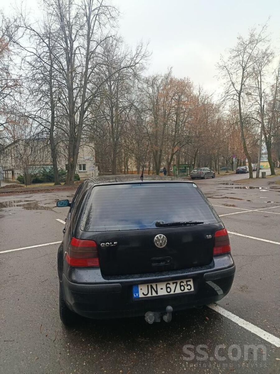Black Volkswagen Golf 2002 in Riga, with an engine capacity of 1.60 L and mileage of 330 thousand km for 1100 €, photo 5 on AUTOMOTO.COM.LV