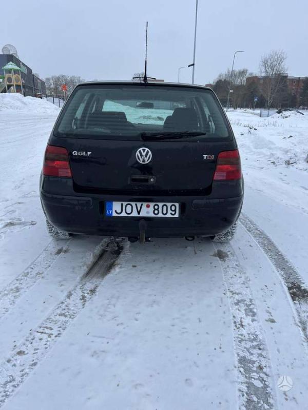 Melns Volkswagen Golf 2002 Panevēža, ar dzinēja tilpumu 1.90 L un nobraukumu 397 tūkst. km par 1400 €, foto 3 vietnē AUTOMOTO.COM.LV