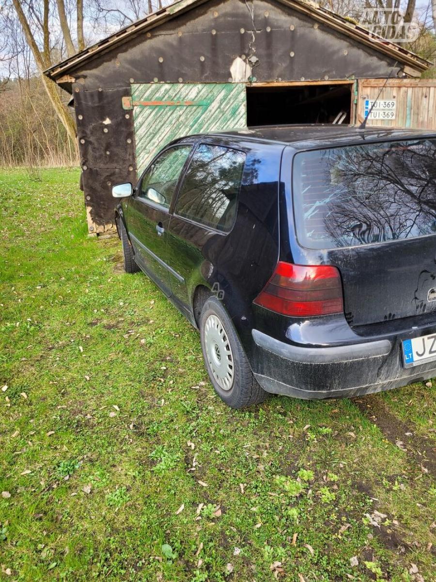 Melns Volkswagen Golf 2002 Prienai, ar dzinēja tilpumu 1.60 L un nobraukumu 280 tūkst. km par 700 €, foto 4 vietnē AUTOMOTO.COM.LV
