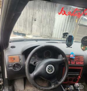 Black Volkswagen Golf 2002 in Sakiai, with an engine capacity of 1.60 L and mileage of 252 thousand km for 750 €, photo 8 on AUTOMOTO.COM.LV