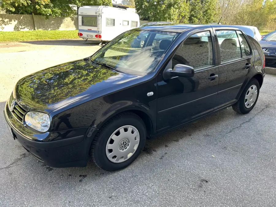 Black Volkswagen Golf 2002 in Limbazi, with an engine capacity of 1.40 L and mileage of 223 thousand km for 2250 €, photo 1 on AUTOMOTO.COM.LV