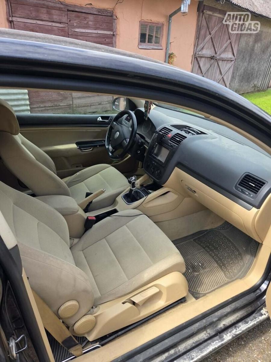 Black Volkswagen Golf 2002 in Birzai, with an engine capacity of 2.00 L and mileage of 365 thousand km for 1000 €, photo 6 on AUTOMOTO.COM.LV