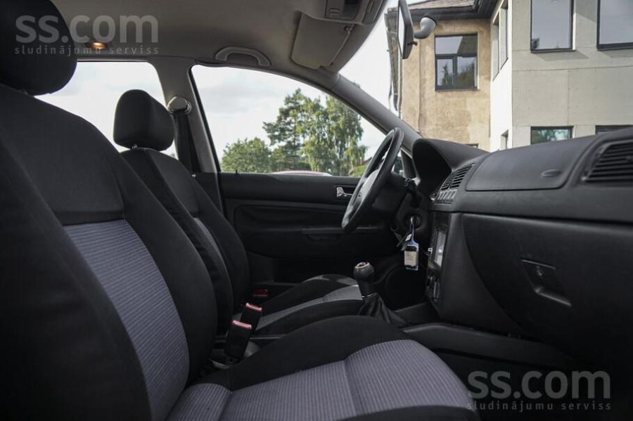 Black Volkswagen Golf 2002 in Riga, with an engine capacity of 1.40 L and mileage of 186 thousand km for 2790 €, photo 7 on AUTOMOTO.COM.LV