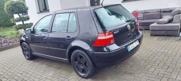 Volkswagen Golf 2002 in Vilnius on AUTOMOTO.COM.LV Black Volkswagen Golf 2002 in Vilnius, with an engine capacity of 1.90 L and mileage of 386 thousand km for 950 €, photo 8 on AUTOMOTO.COM.LV