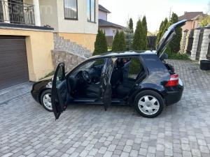 Black Volkswagen Golf 2003 in Riga, with an engine capacity of 1.40 L and mileage of 235 thousand km for 1850 €, photo 8 on AUTOMOTO.COM.LV