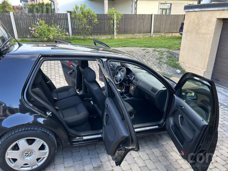 Black Volkswagen Golf 2003 in Riga, with an engine capacity of 1.40 L and mileage of 235 thousand km for 1850 €, photo 9 on AUTOMOTO.COM.LV
