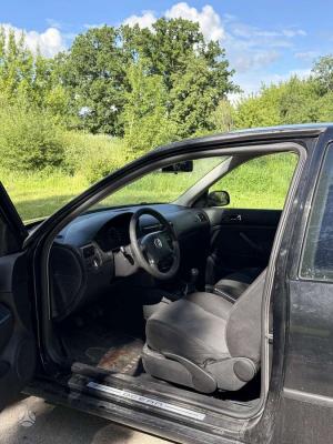 Black Volkswagen Golf 2003 in Panevezys, with an engine capacity of 1.39 L and mileage of 195 thousand km for 1200 €, photo 5 on AUTOMOTO.COM.LV