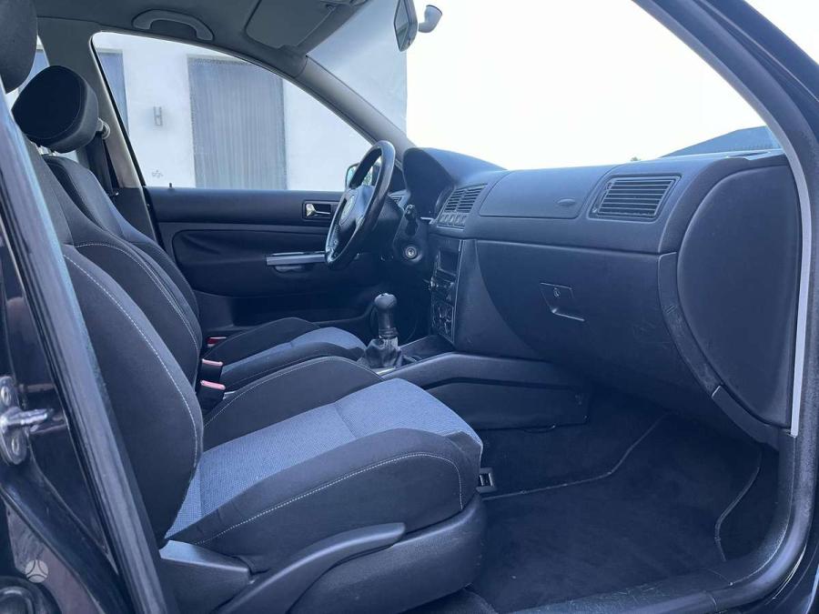 Black Volkswagen Golf 2003 in Alytus, with an engine capacity of 1.39 L and mileage of 226 thousand km for 1750 €, photo 18 on AUTOMOTO.COM.LV