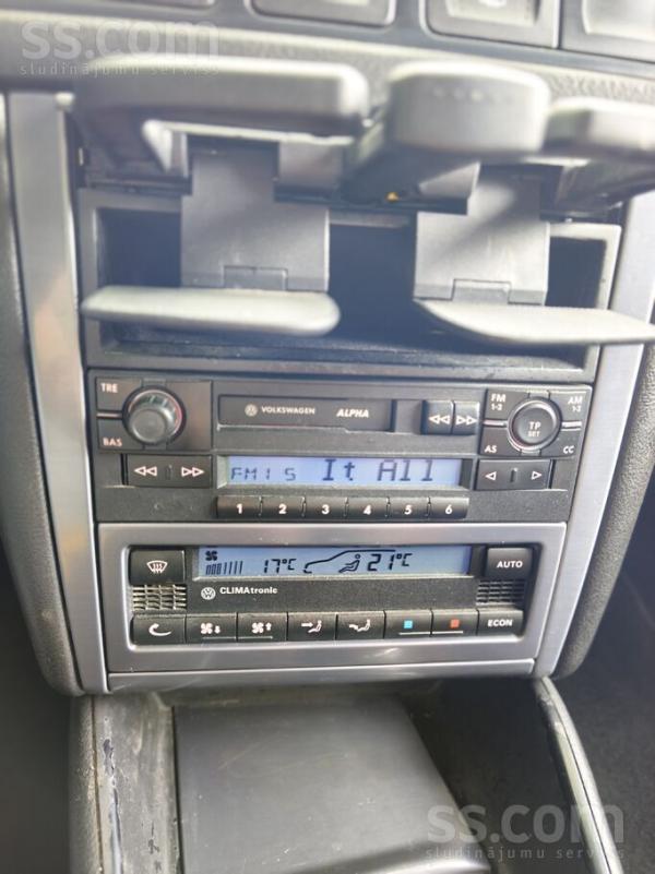 Black Volkswagen Golf 2003 in Riga, with an engine capacity of 1.60 L and mileage of 197 thousand km for 1200 €, photo 7 on AUTOMOTO.COM.LV