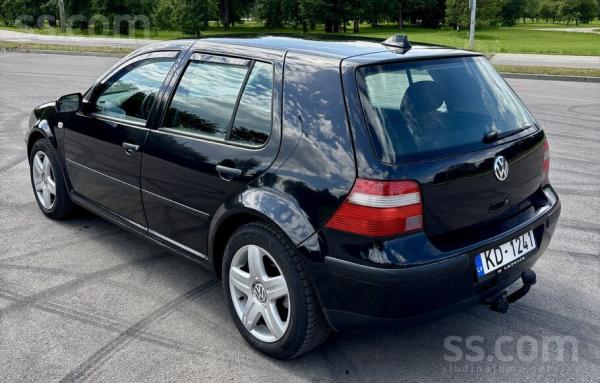 Black Volkswagen Golf 2003 in Valmiera, with an engine capacity of 1.60 L and mileage of 326 thousand km for 1595 €, photo 3 on AUTOMOTO.COM.LV
