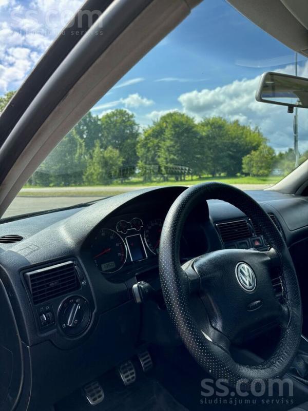 Black Volkswagen Golf 2003 in Valmiera, with an engine capacity of 1.60 L and mileage of 326 thousand km for 1595 €, photo 9 on AUTOMOTO.COM.LV
