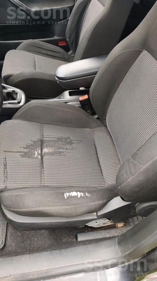 Melns Volkswagen Golf 2003 Liepāja, ar dzinēja tilpumu 1.90 L un nobraukumu 377 tūkst. km par 1700 €, foto 9 vietnē AUTOMOTO.COM.LV