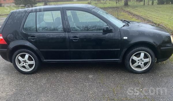 Black Volkswagen Golf 2004 in Valmiera, with an engine capacity of 1.40 L and mileage of 288 thousand km for 1500 €, photo 3 on AUTOMOTO.COM.LV