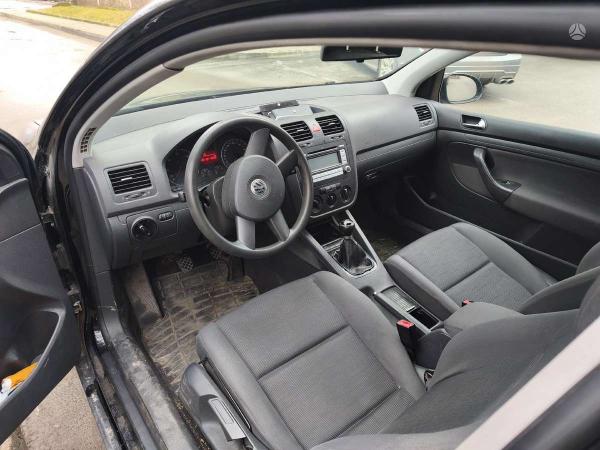 Melns Volkswagen Golf 2004 Kauņa, ar dzinēja tilpumu 1.90 L un nobraukumu 33 tūkst. km par 380 €, foto 4 vietnē AUTOMOTO.COM.LV