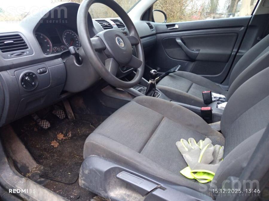 Black Volkswagen Golf 2004 in Ogre, with an engine capacity of 1.40 L and mileage of 306 thousand km for 700 €, photo 5 on AUTOMOTO.COM.LV