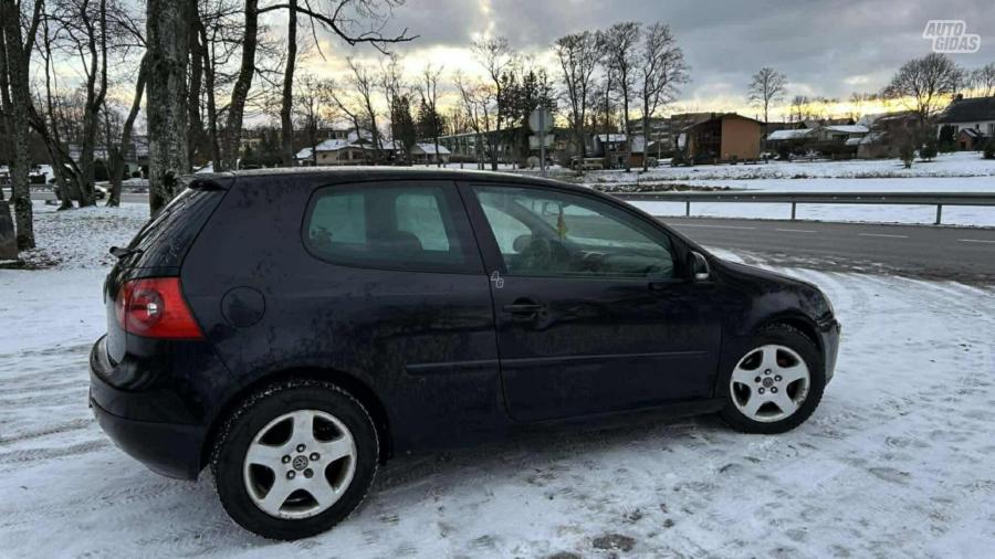 Melns Volkswagen Golf 2004 Viļņa, ar dzinēja tilpumu 2.00 L un nobraukumu 40 tūkst. km par 950 €, foto 4 vietnē AUTOMOTO.COM.LV
