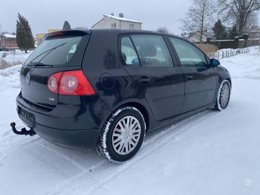 Melns Volkswagen Golf 2004 Biržai, ar dzinēja tilpumu 1.90 L un nobraukumu 311 tūkst. km par 2350 €, foto 3 vietnē AUTOMOTO.COM.LV
