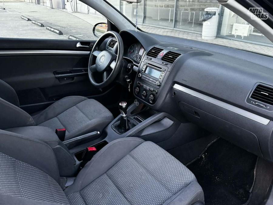 Black Volkswagen Golf 2004 in Panevezys, with an engine capacity of 2.00 L and mileage of 372 thousand km for 1180 €, photo 14 on AUTOMOTO.COM.LV