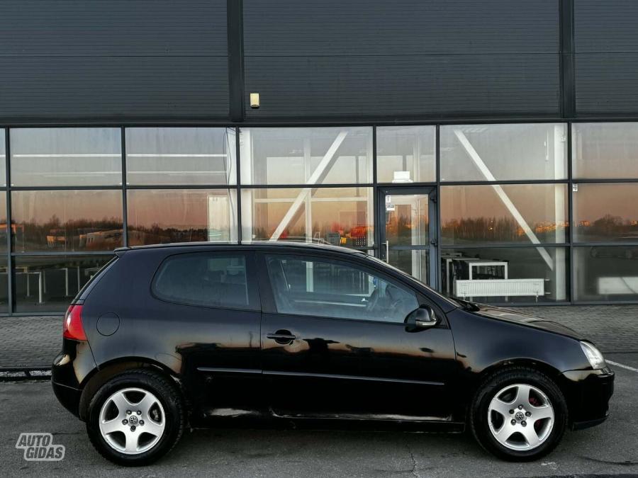 Melns Volkswagen Golf 2004 Panevēža, ar dzinēja tilpumu 2.00 L un nobraukumu 372 tūkst. km par 900 €, foto 8 vietnē AUTOMOTO.COM.LV