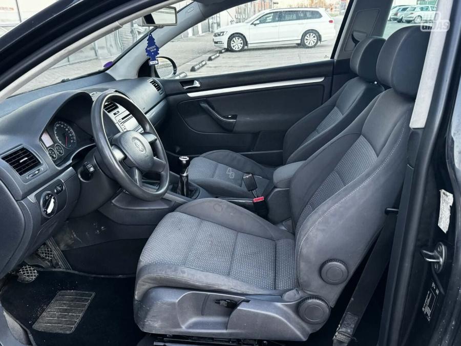 Melns Volkswagen Golf 2004 Panevēža, ar dzinēja tilpumu 2.00 L un nobraukumu 372 tūkst. km par 900 €, foto 15 vietnē AUTOMOTO.COM.LV
